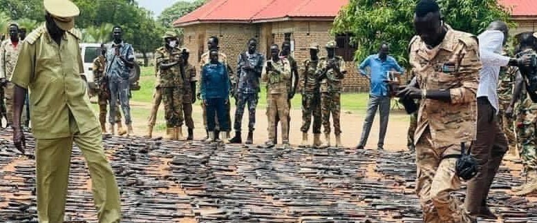 Tonj North youth surrender 390 more guns | Radio Tamazuj